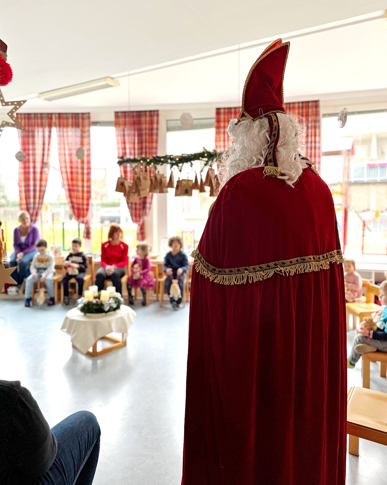 UK Tulln: Nikolo besuchte Betriebskindergarten und Kinderstation - Tulln