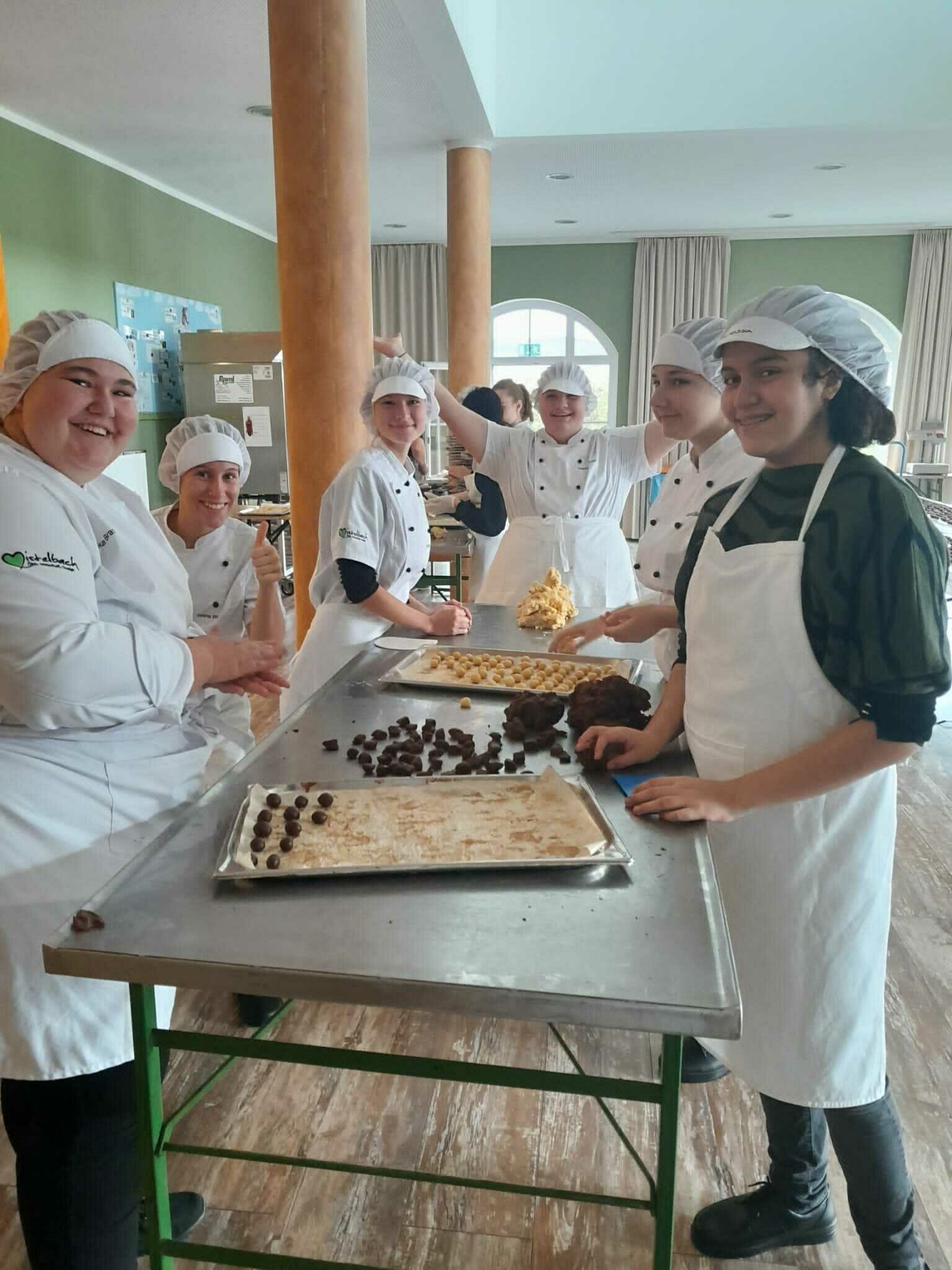 60 Kilo Teig in sechs Stunden: Mistelbach backt für den Guten Zweck - Wels & Wels Land