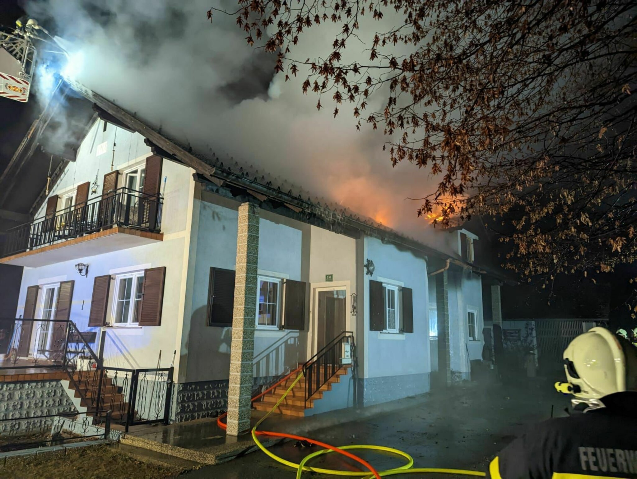 Niemand verletzt: 83 Einsatzkräfte löschten Brand in Einfamilienhaus - Graz-Umgebung