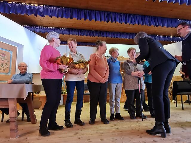 Neustift: Rund 200 Senioren kamen zur Weihnachtsfeier zusammen - Stubai ...