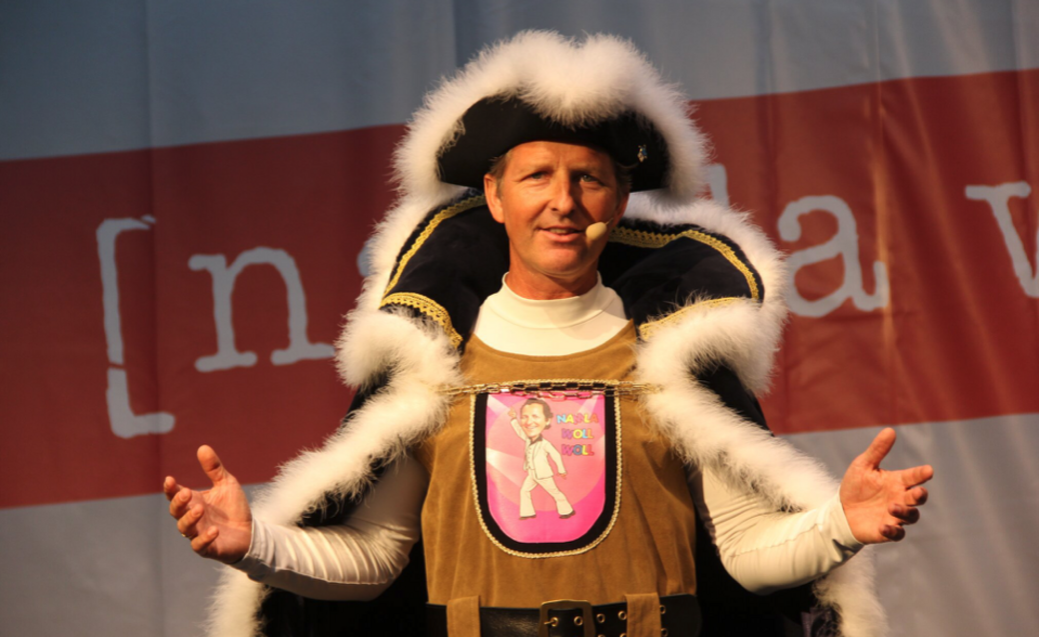 Andy Kainz: Herzog höchstpersönlich schenkt am Christkindlmarkt aus ...