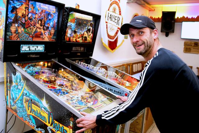 Flipperverein Kugelklopfa: Knallbunter Retrospaß für große Buben - Perg