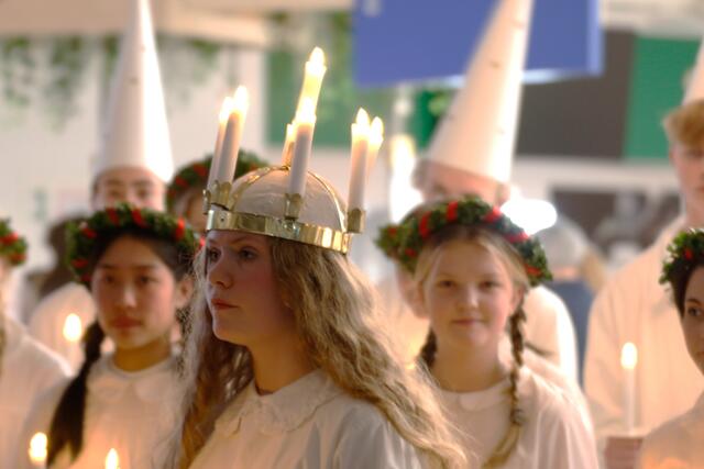 Schwedisches Santa Lucia Konzert in Wien: Santa Lucia Chor beim Ikea am ...