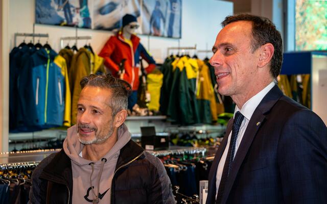 Servus die Wadln: Landesrat Jochen Danninger besucht Intersport ...