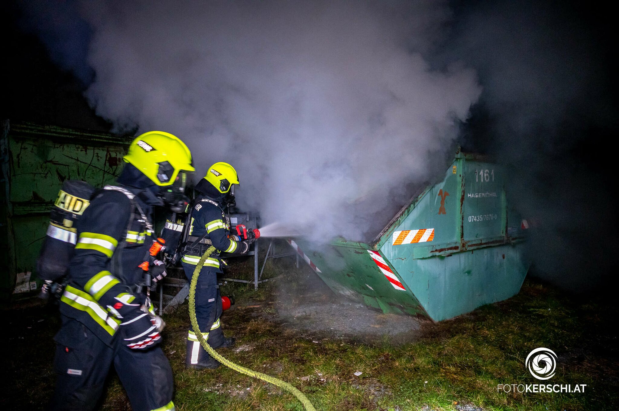 Zwei Feuerwehren: Containerbrand auf Firmengelände gelöscht - Perg