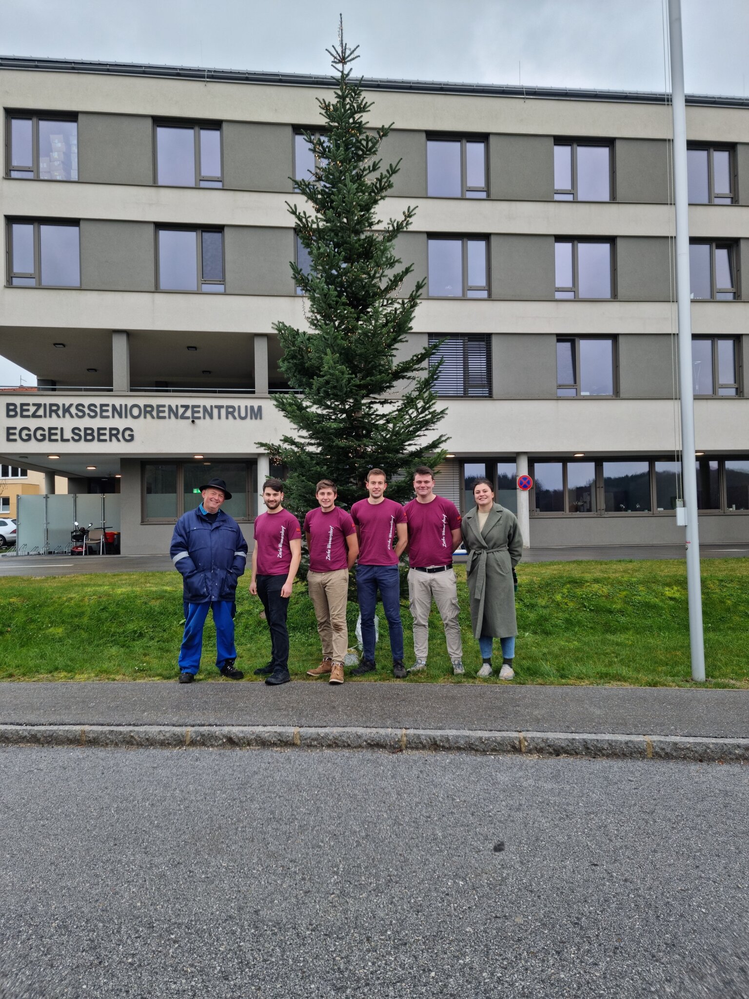 Es weihnachtet schon sehr: Christbaum für Eggelsberger Senioren - Braunau