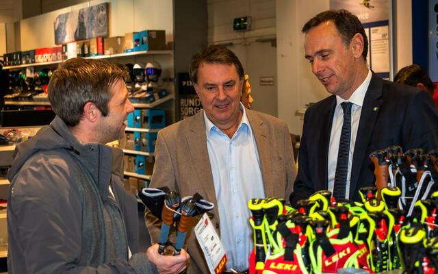 Servus die Wadln: Landesrat Jochen Danninger besucht Intersport ...