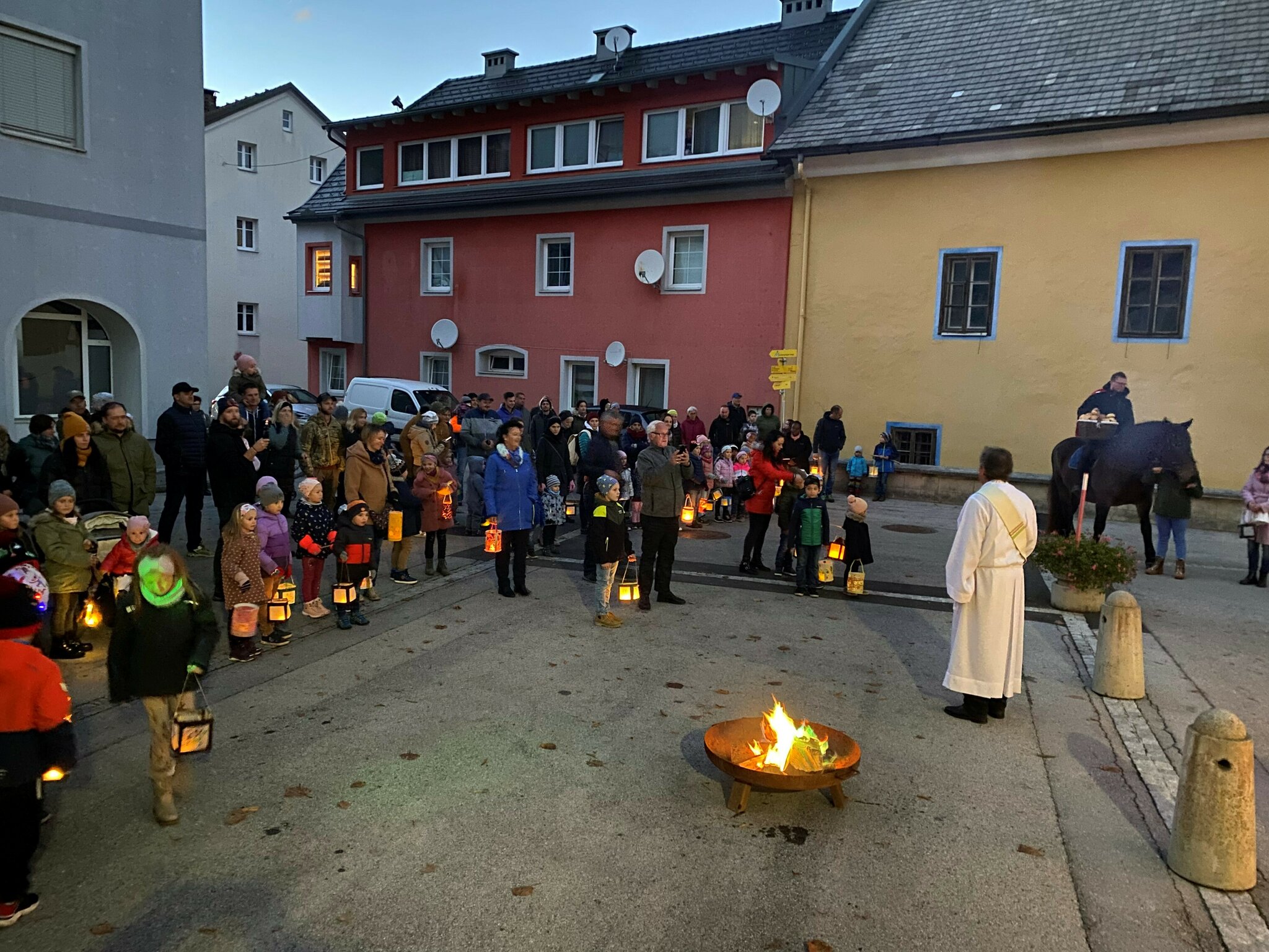 Arnoldstein: Die Laternen erleuchteten die Marktgemeinde - Gailtal
