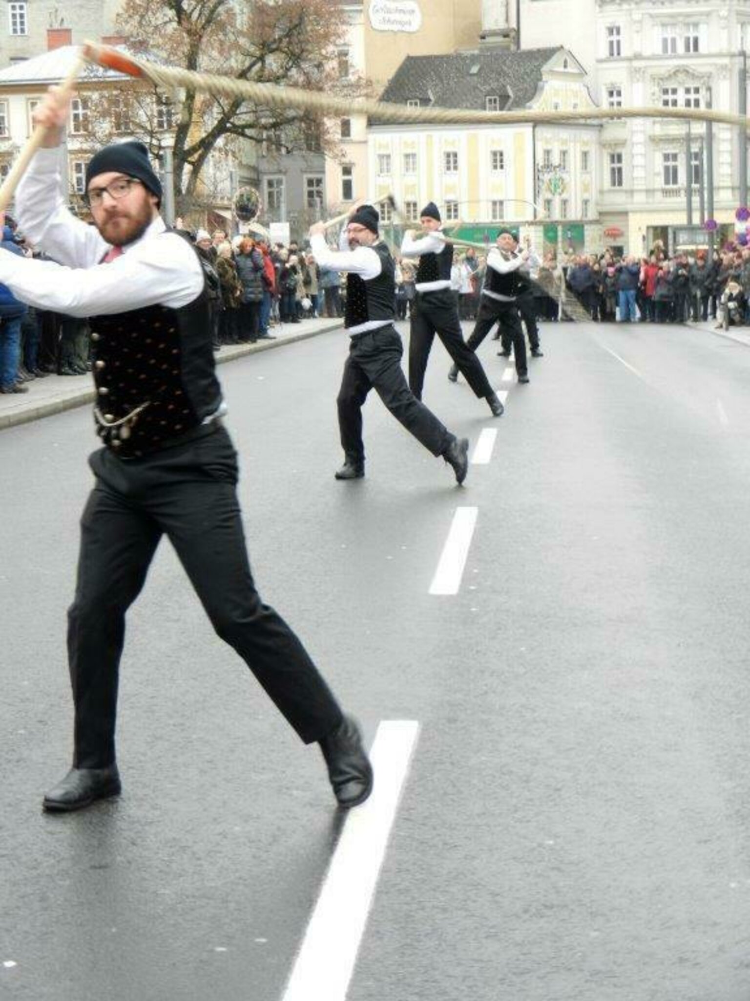 Neujahrsschnalzen: Altstädter Bauerngmoa begrüßen in Linz das neue Jahr ...