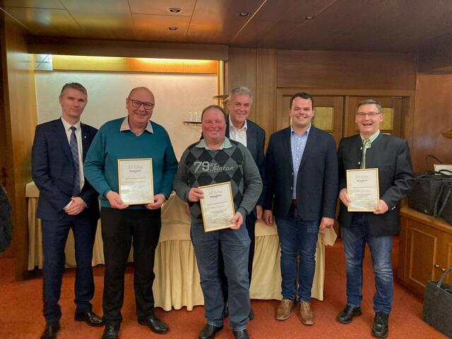 Berglandmilch: Schärdinger zeichnet treue Mitarbeiter aus - Braunau