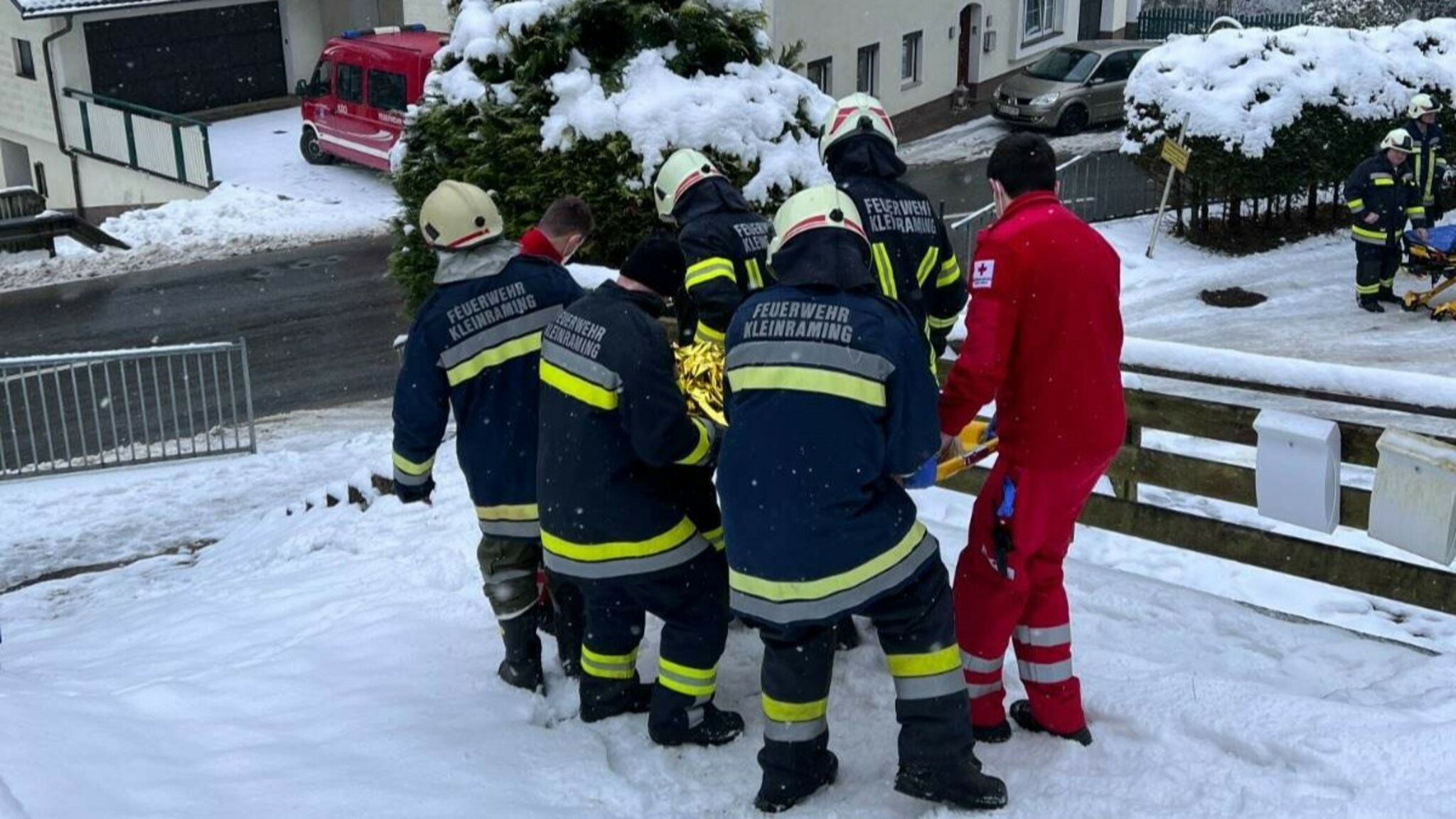 Feuerwehr im Einsatz: Rettung kommt durchs Fenster - Steyr & Steyr Land