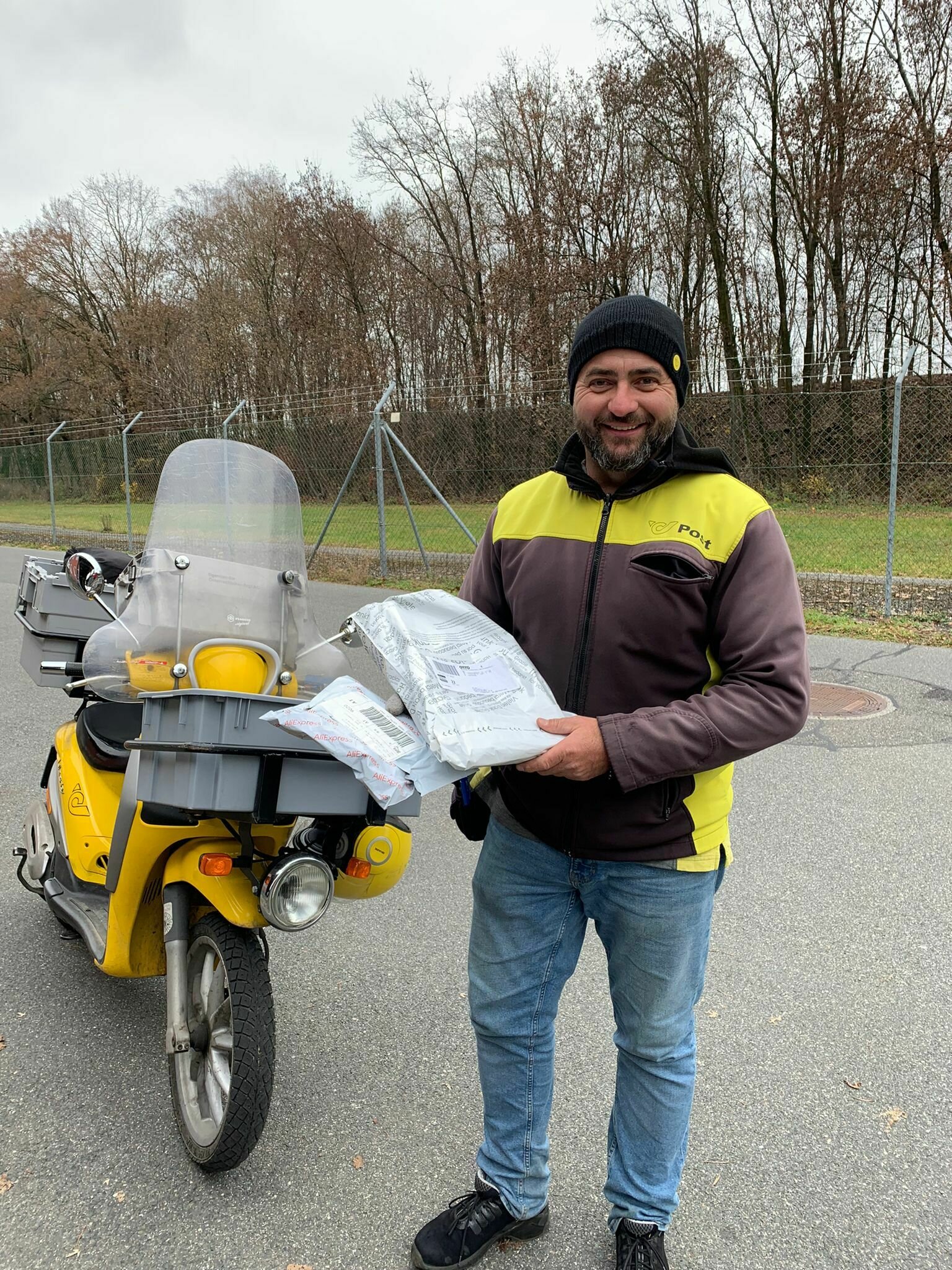 Postler Martin Kramer: "Freue mich über die viele Weihnachtspost ...