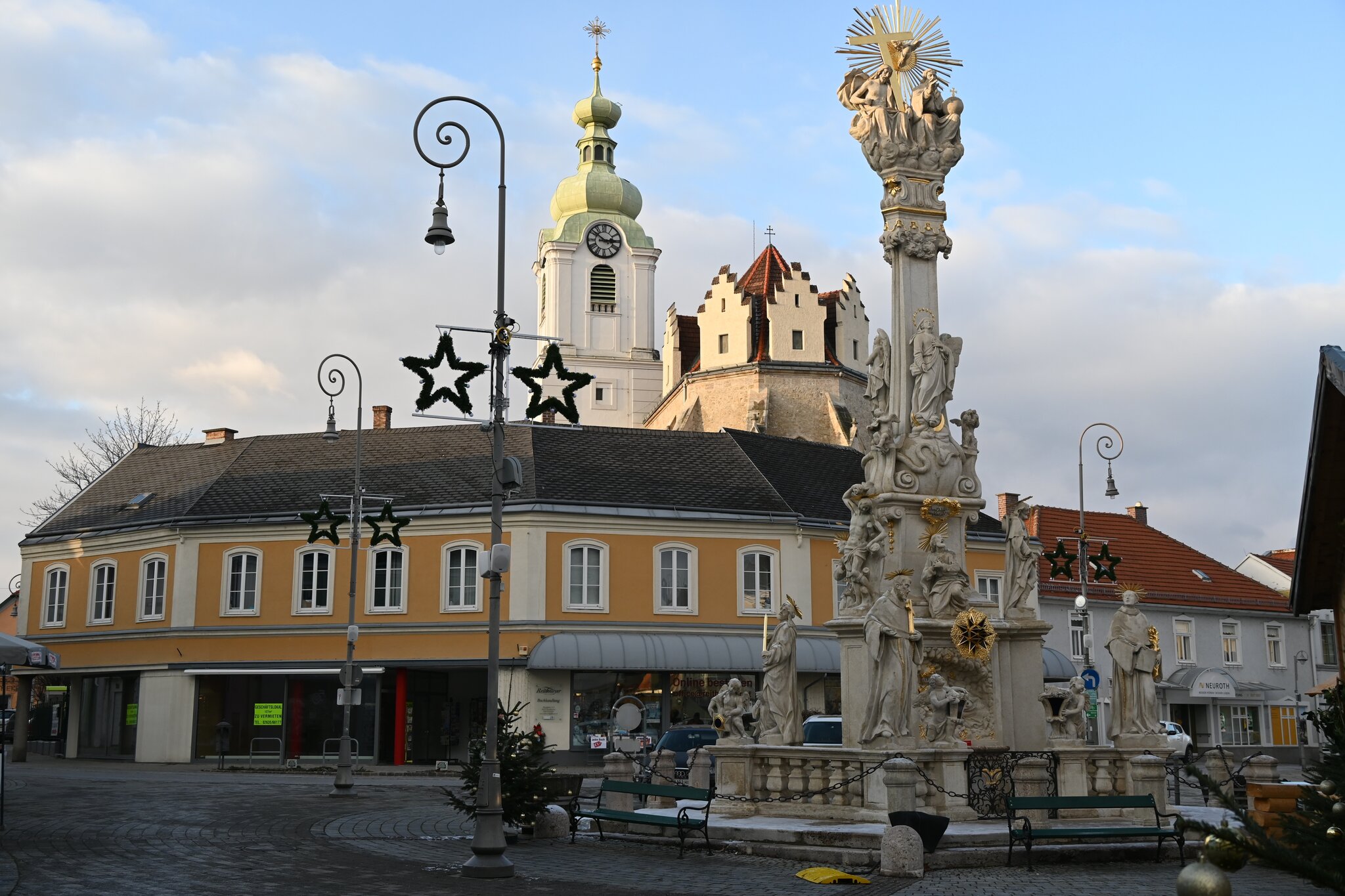 Sehenswertes Neunkirchen: Neunkirchner Hauptplatz bei Tag und ...