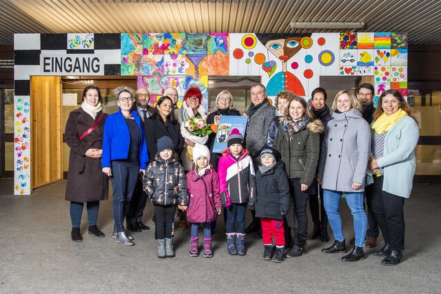 Kunst am Eingang: Landesklinikum Wiener Neustadt macht das Leben jetzt ...