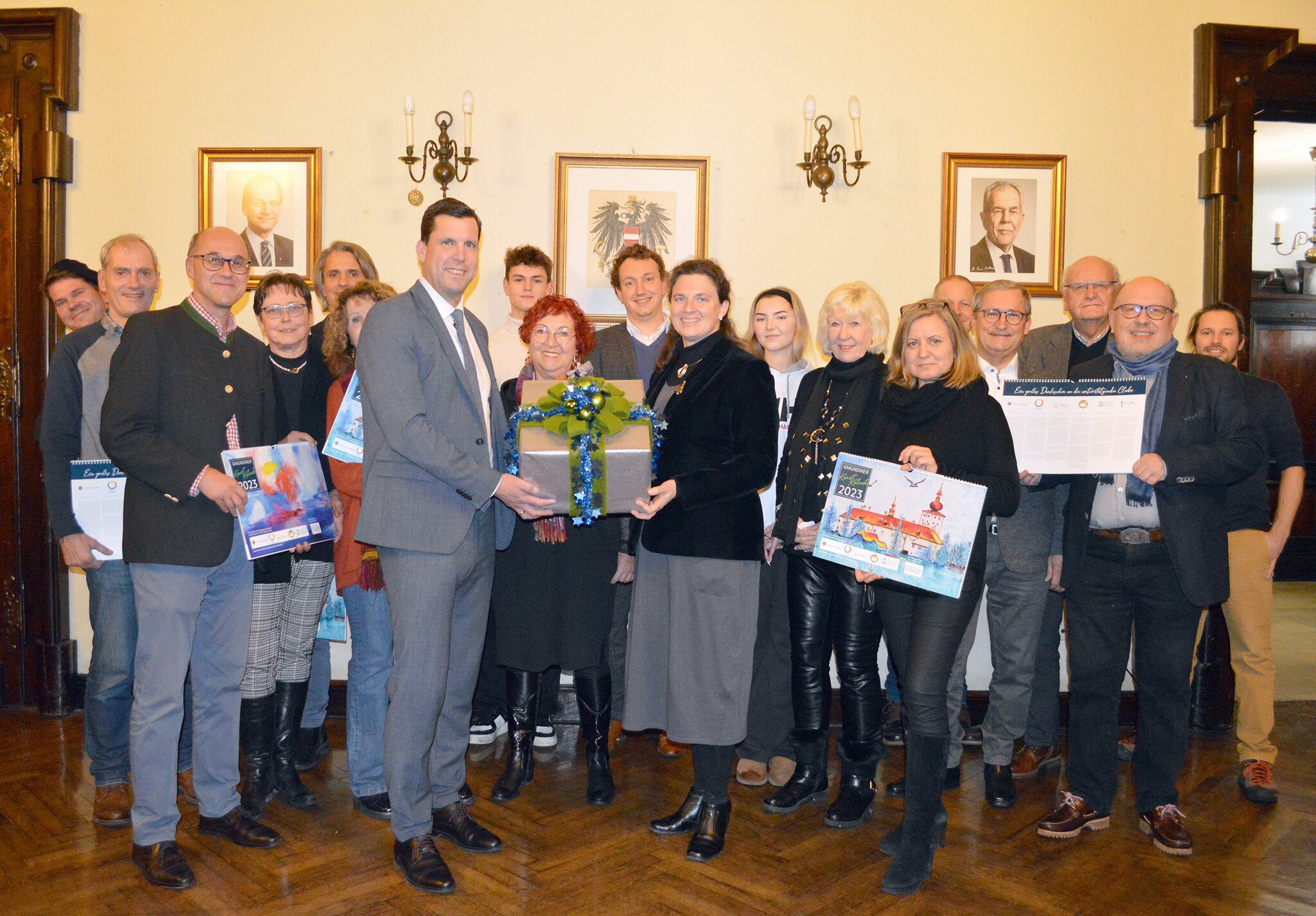 11.000 Euro für Stadt eingenommen: Gmundner Kunstkalender war wieder großer Erfolg - Salzkammergut