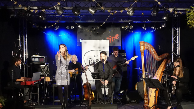 Benefizkonzert: Weihnachtliche Klänge von "Die Baend" in der Bluegarage ...