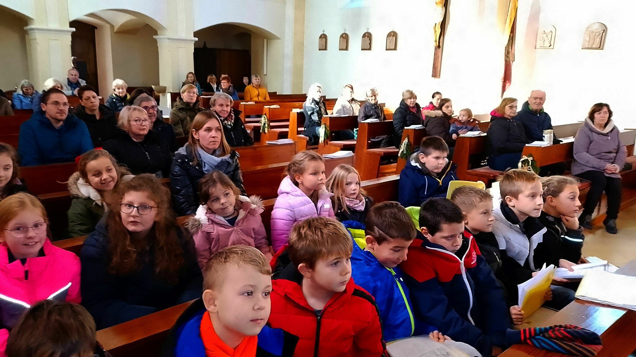 Volkschule und Pfarre Neuberg: Friedenslicht - svitlost mira - Güssing