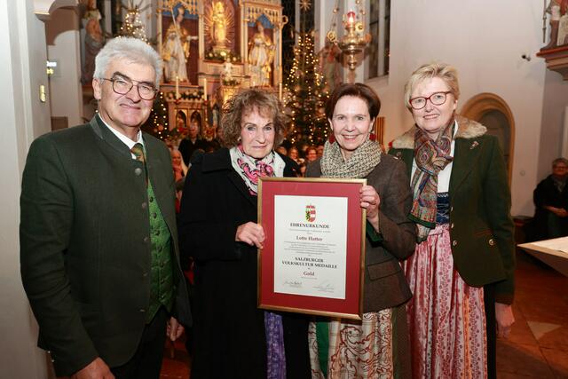 Organisatorin vom Josef-Mohr-Singen ausgezeichnet: Volkskulturmedaille ...