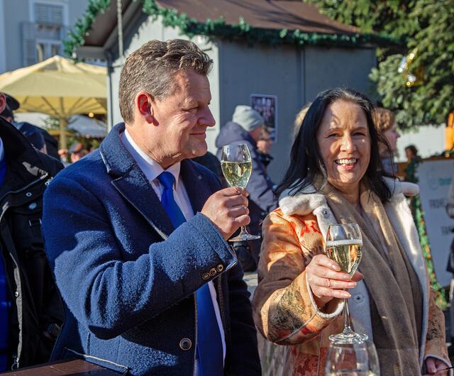 PROSIT NEUJAHR!: Ein Gläschen Sekt mit Bürgermeister Christian Scheider ...
