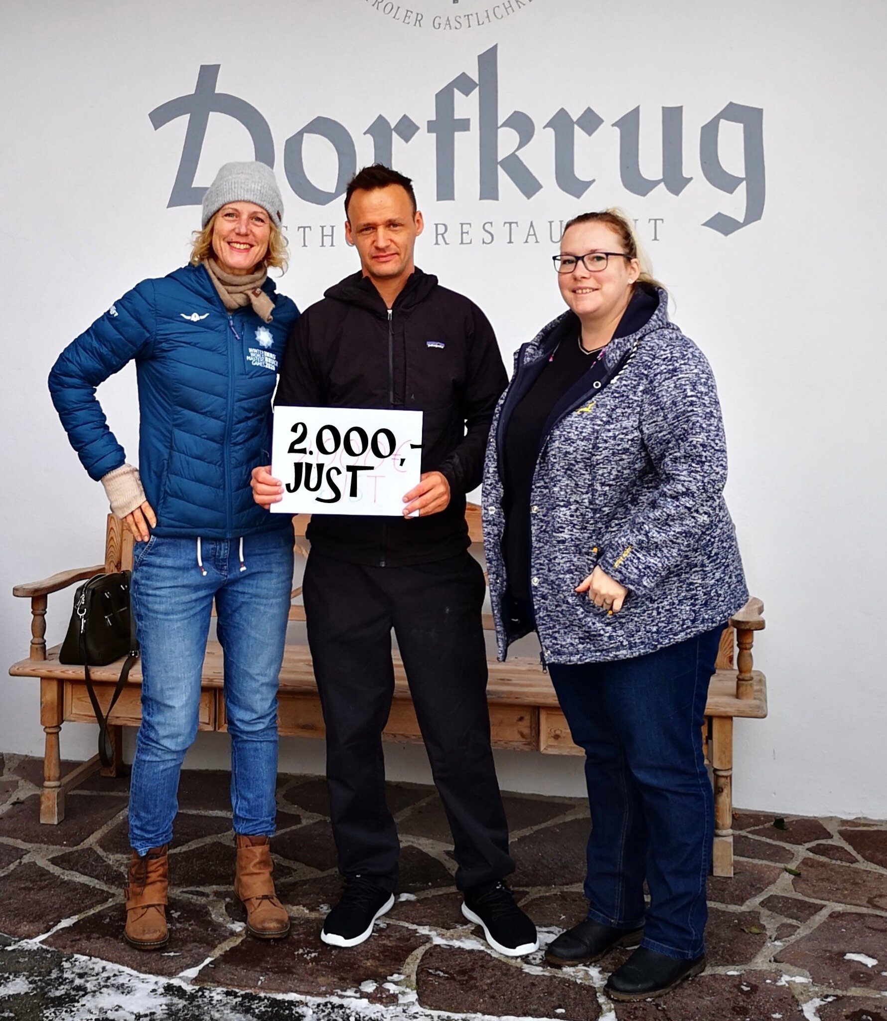 Spendenübergabe Dorfkrug Mösern: Mit Mineralwasser Gutes tun - Telfs