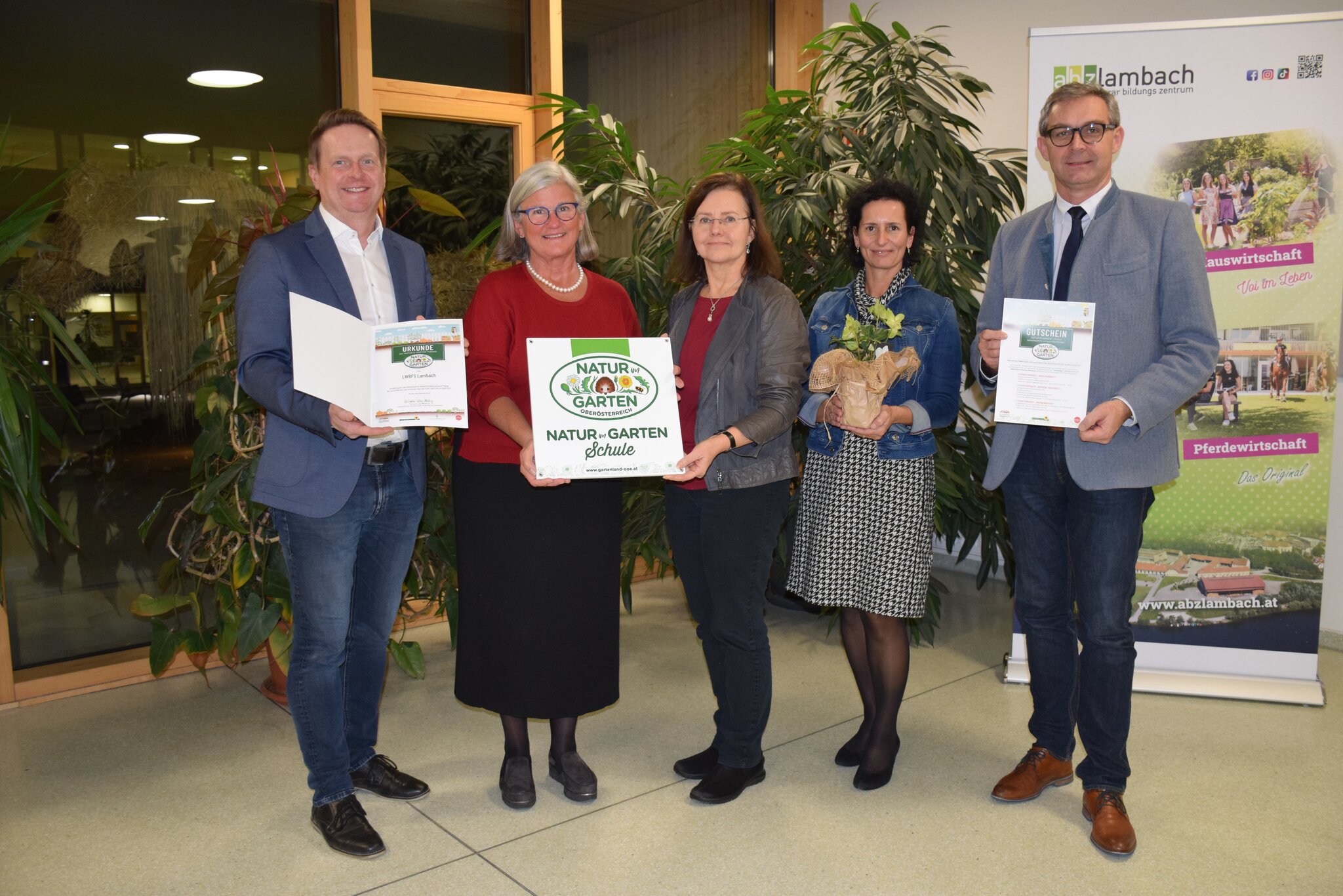 Nachhaltiges Gärtnern: abz Lambach erhält „Natur im Garten“-Plakette ...