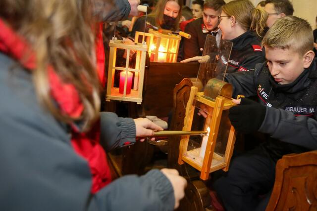 Friedenslicht aus Bad Wimsbach: 559 Feuerwehrmitglieder bei ...