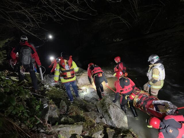 Großeinsatz: Sturz in die Jochberger Ache - Kitzbühel