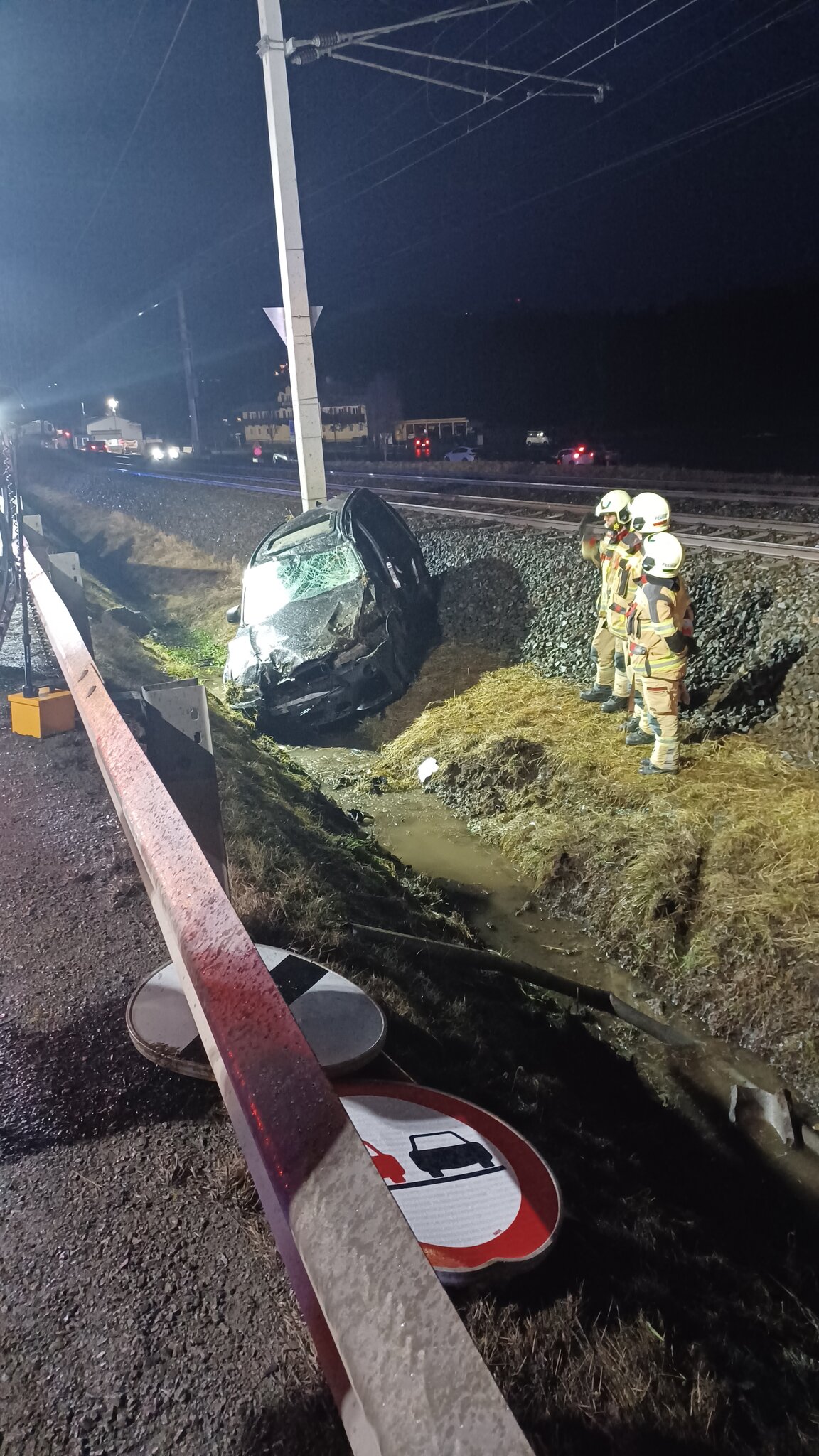 Unfall in Kitzbühel: Fahrzeug kam neben Bahngleisen zum Stillstand ...