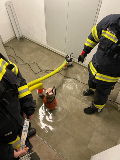 Antiesenhofen: Florianis pumpten drei Stunden lang Wasser aus Keller - Ried