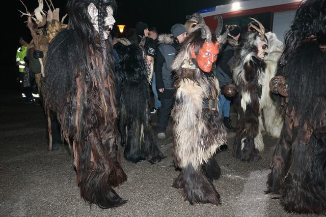 Schleißheimer Perchten: Der traditionelle Perchtenkehraus - Wels & Wels ...