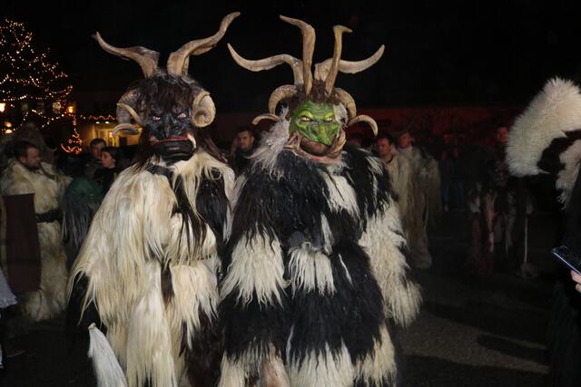 Schleißheimer Perchten: Der traditionelle Perchtenkehraus - Wels & Wels ...