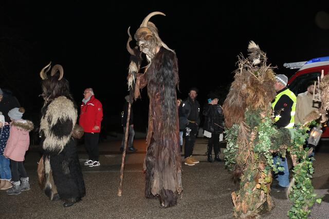 Schleißheimer Perchten: Der traditionelle Perchtenkehraus - Wels & Wels ...