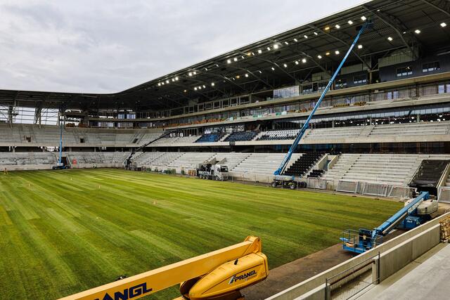 Bildergalerie: LASK: Sitzplatztribüne, Businessclub, Spielfeld ...