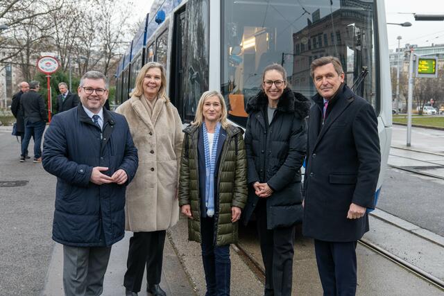 Barrierefrei & WLAN: Neue, moderne Badner Bahn jetzt in Wien unterwegs ...