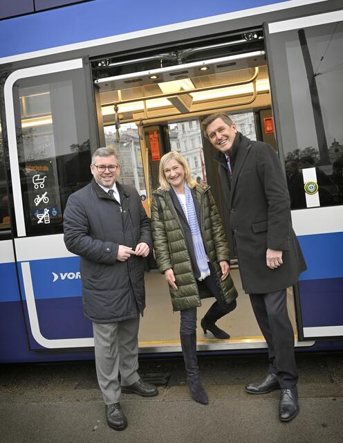 Komfort & Barrierefreiheit: Neue Badner Bahn startet in den ...