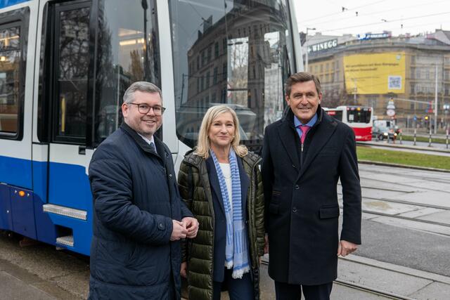 Barrierefrei & WLAN: Neue, moderne Badner Bahn jetzt in Wien unterwegs ...