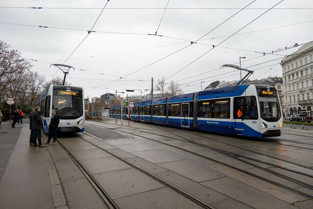 Barrierefrei & WLAN: Neue, moderne Badner Bahn jetzt in Wien unterwegs ...