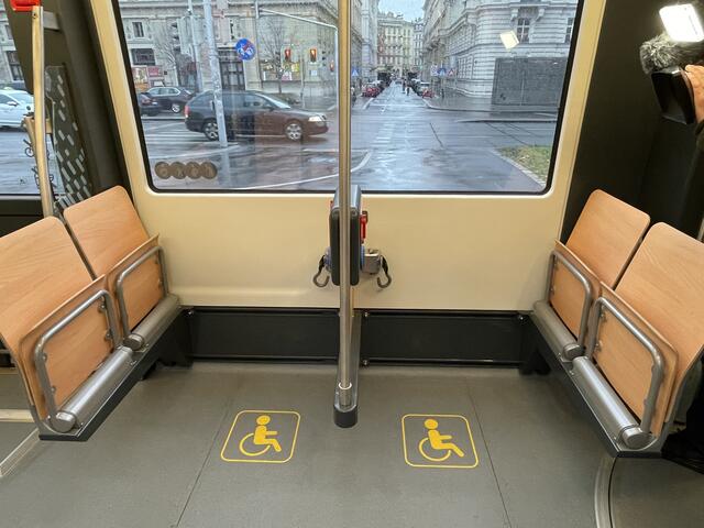 Barrierefrei & WLAN: Neue, moderne Badner Bahn jetzt in Wien unterwegs ...