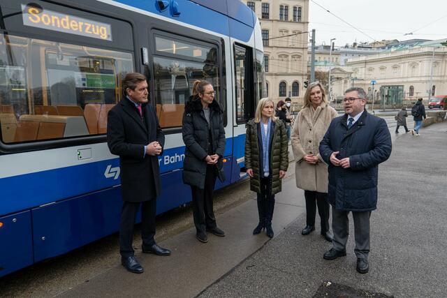 Barrierefrei & WLAN: Neue, moderne Badner Bahn jetzt in Wien unterwegs ...
