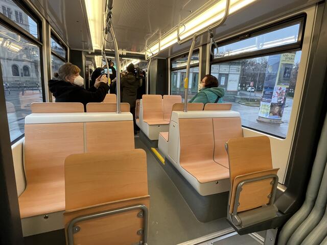 Barrierefrei & WLAN: Neue, moderne Badner Bahn jetzt in Wien unterwegs ...