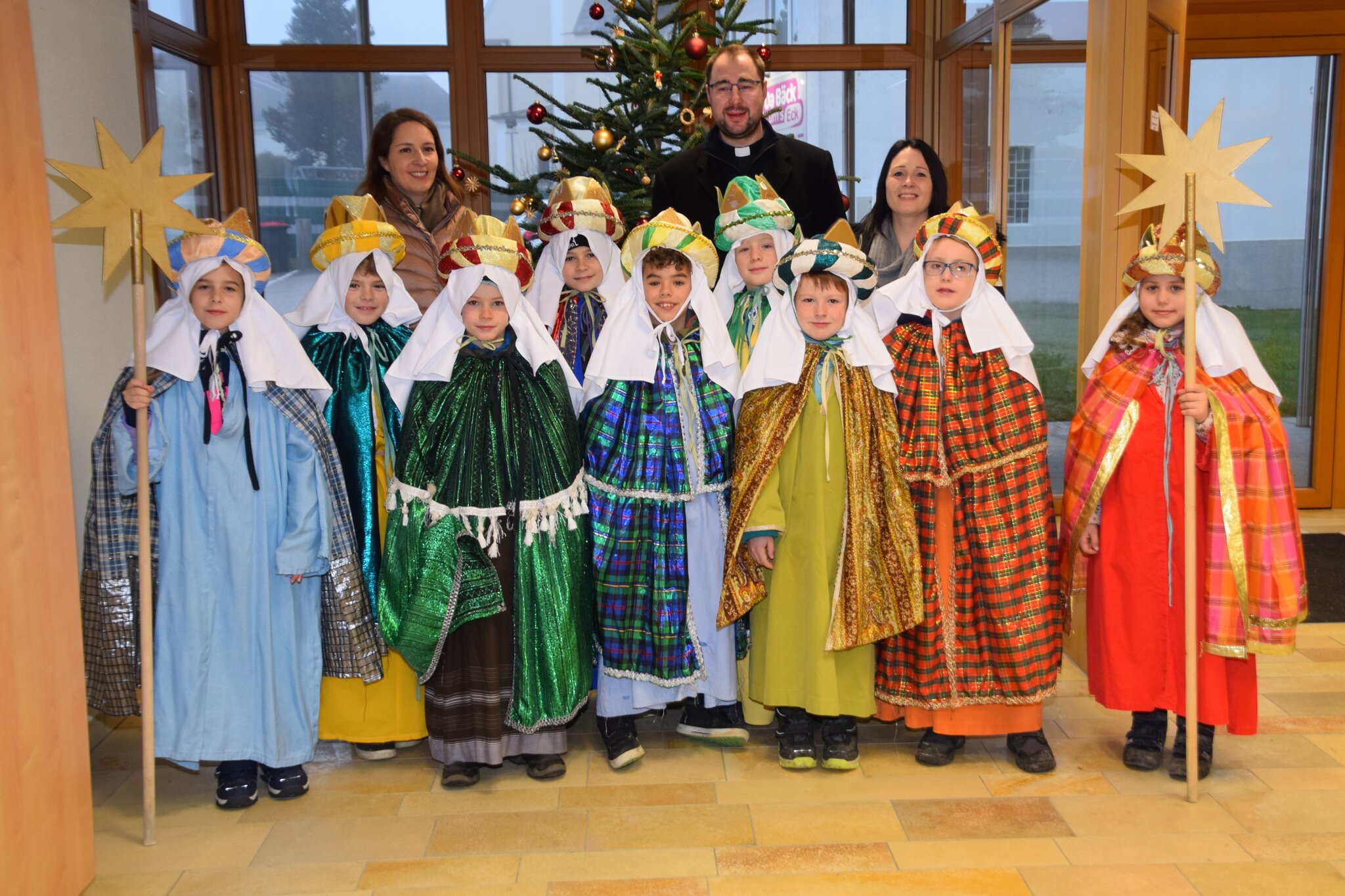 Neuhofner Sternsinger: Kinder helfen Kindern in Not - Amstetten