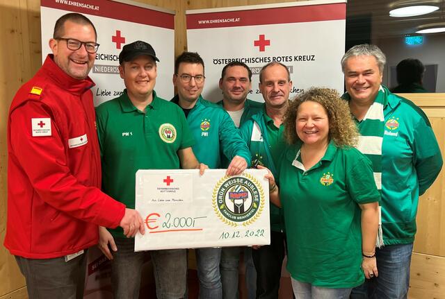 Großartige Unterstützung für das Rote Kreuz: Rapid-Fanclub „Grün Weiße ...