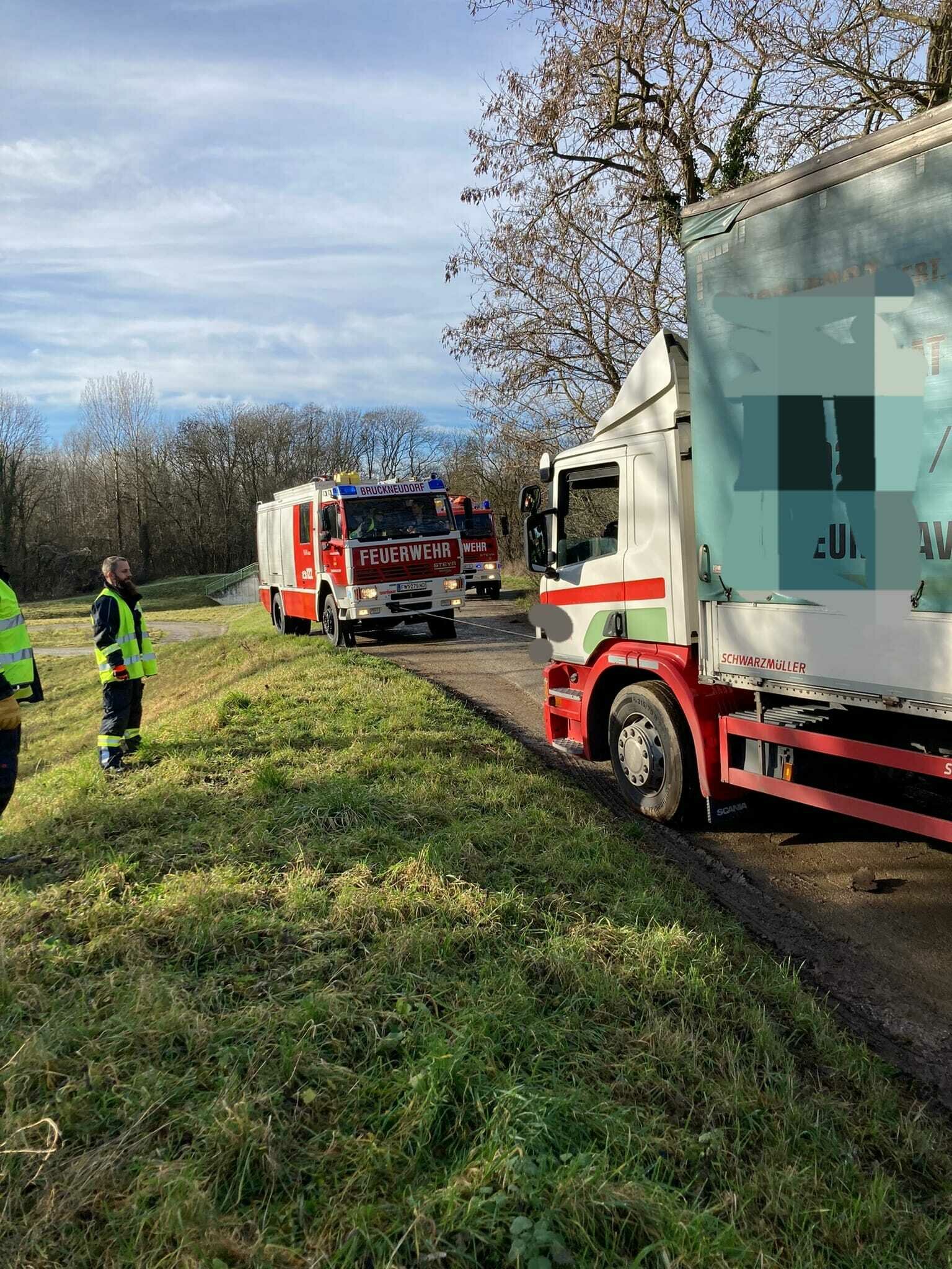 LKW stecken geblieben: FF Bruckneudorf barg Fahrzeug mittels Seilwinde ...