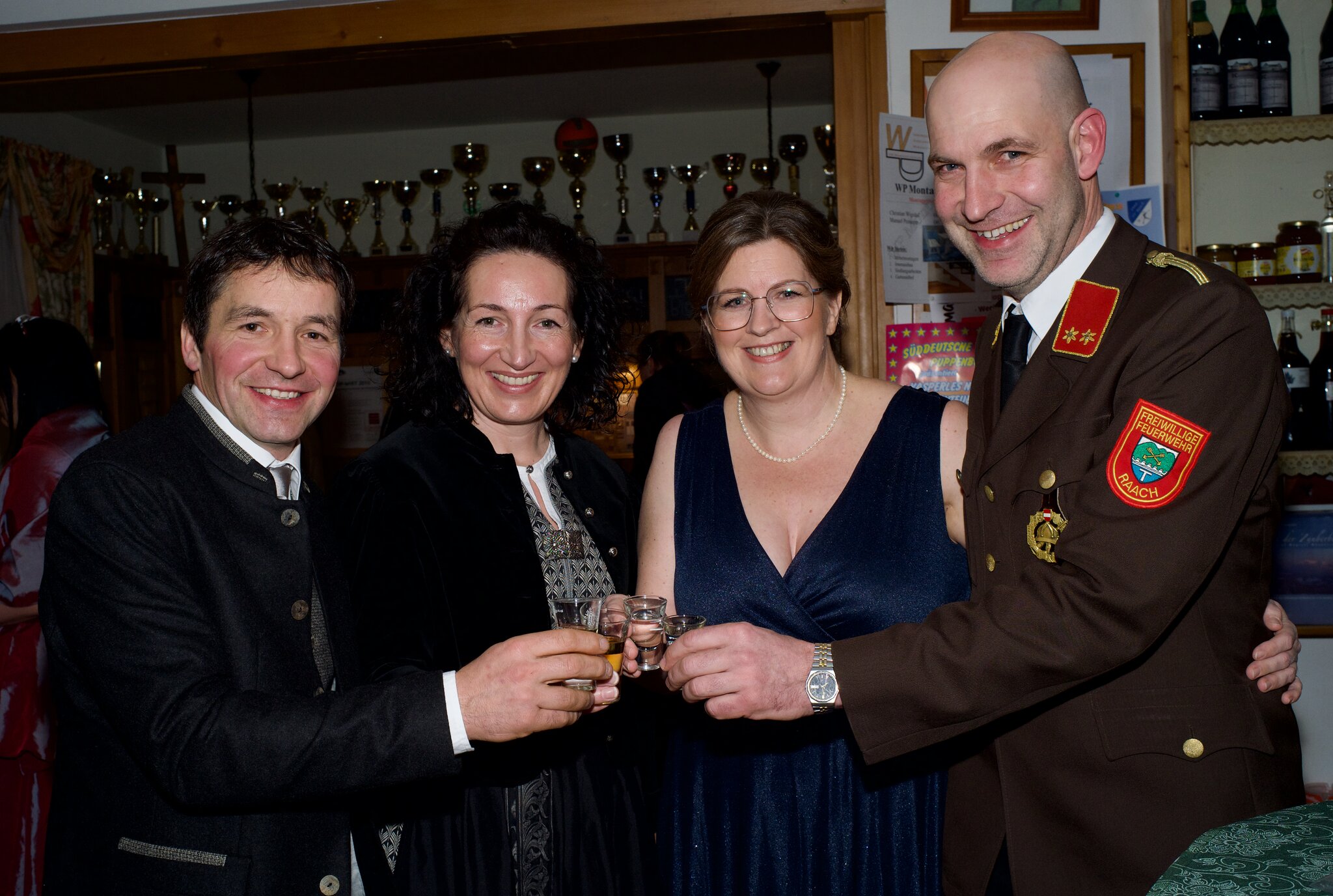 Feuerwehrball in Raach: Ein Begrüßungsstamperl und eine süße Blume aus ...