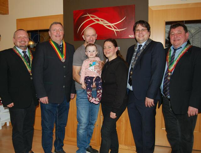 Der Scheckerlös ist überreicht: Wein-Tombola des Weinritterordens ...