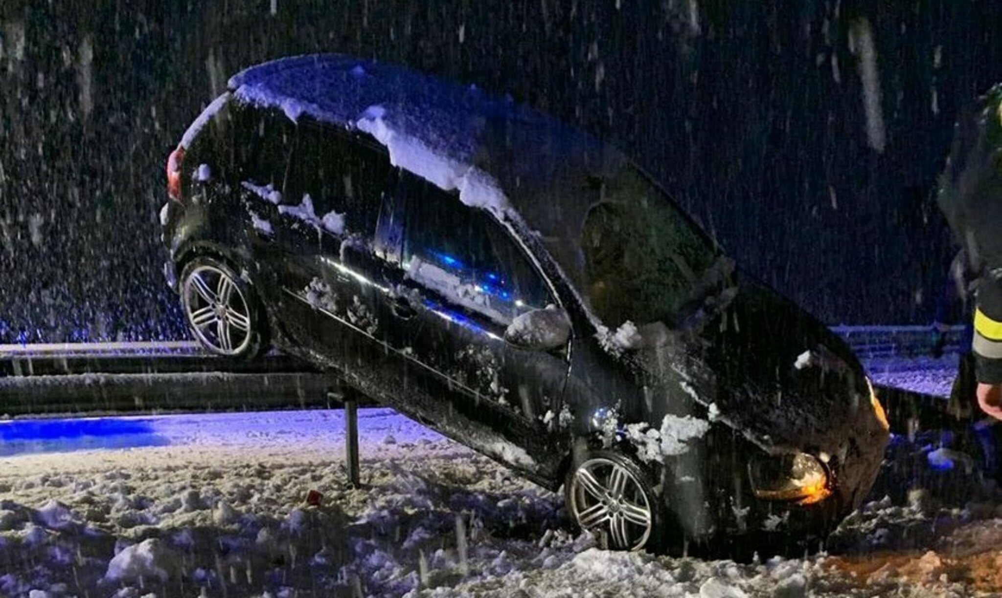 Auf schneeglatter Fahrbahn: Schwerer Autounfall auf der Friesacher ...