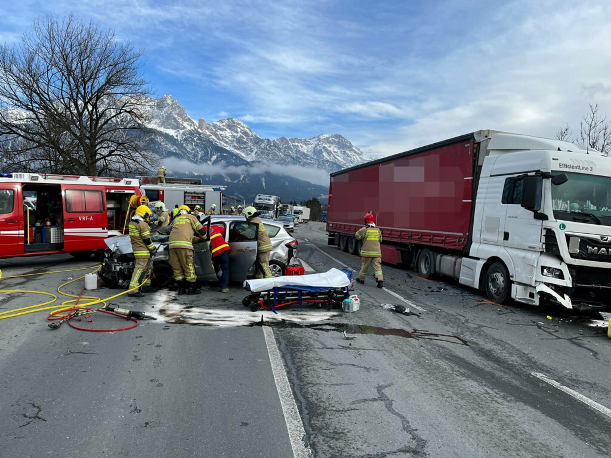 Notarzteinsatz: Zwei Verletzte bei schwerem Verkehrsunfall auf B311 in Saalfelden - Pinzgau
