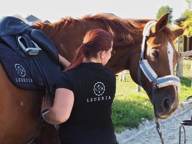 Lehrberuf Reitsportsattlerin: Lisa Millidorfer sattelt die Pferde ...