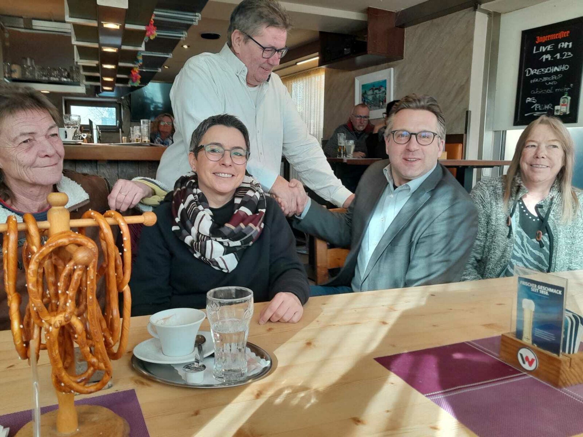 Cafe Bini: Bini-Stammtisch hilft Familien in Not - Linz-Land