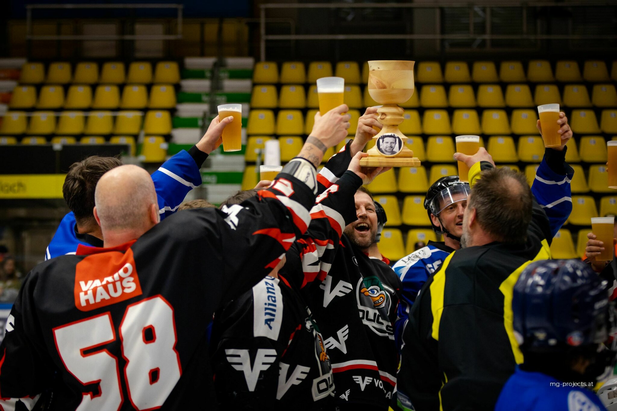 In Gedenken an Martin Pinter: Eishockeyfans sammeln 10.000 Euro für ...